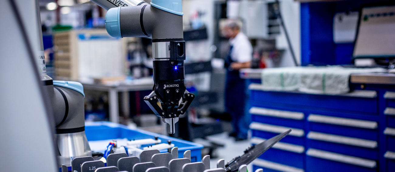 Slewing Bearing Alternatives with Heavy Duty Vee Rings | Machine Design